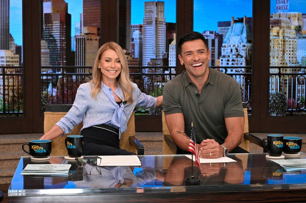 Kelly Ripa & Mark Consuelos Offer an Inside Peek Into Their NYC ...
