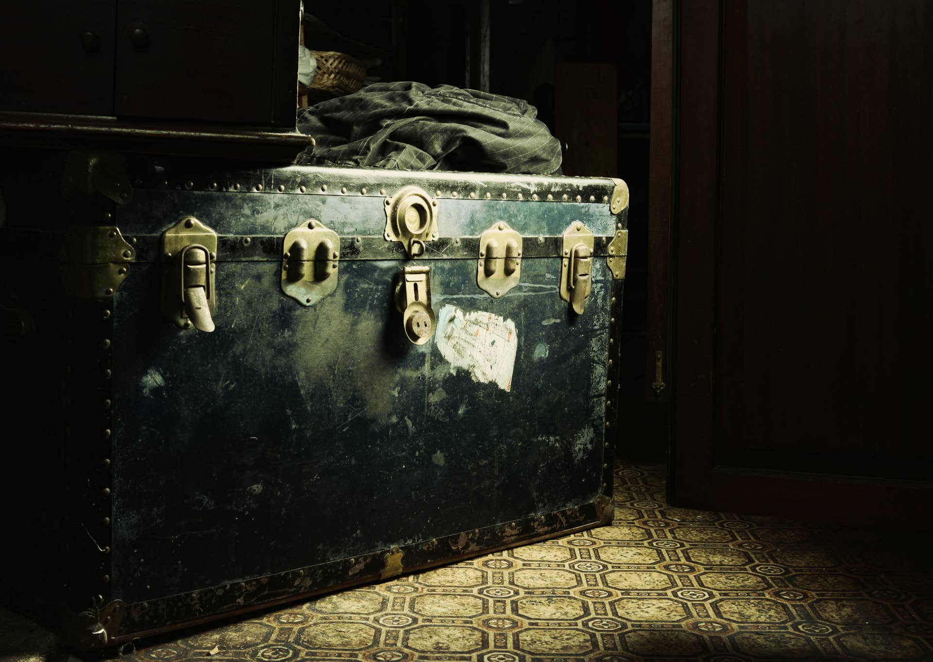Woman Finds Amazing Clothes in Grandma's Antique Steamer Trunk From ...