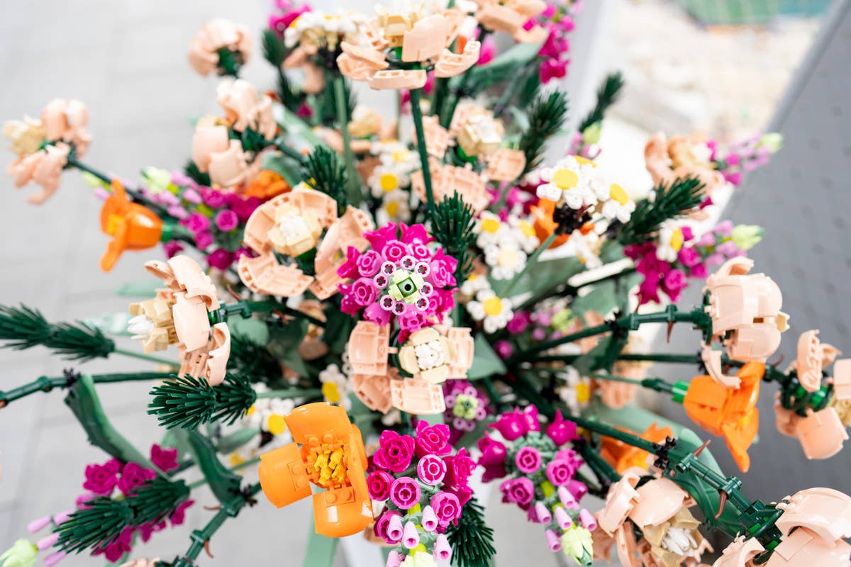 New York City Stoop Decorated with LEGO Flowers Goes So Viral - Parade ...