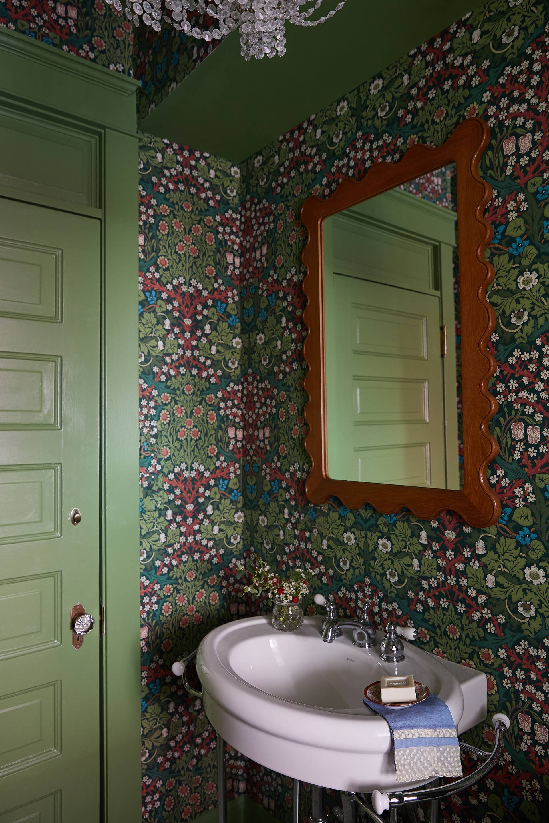 20 Powder Room Wallpaper Ideas to Make This Small Space Pop - Parade ...