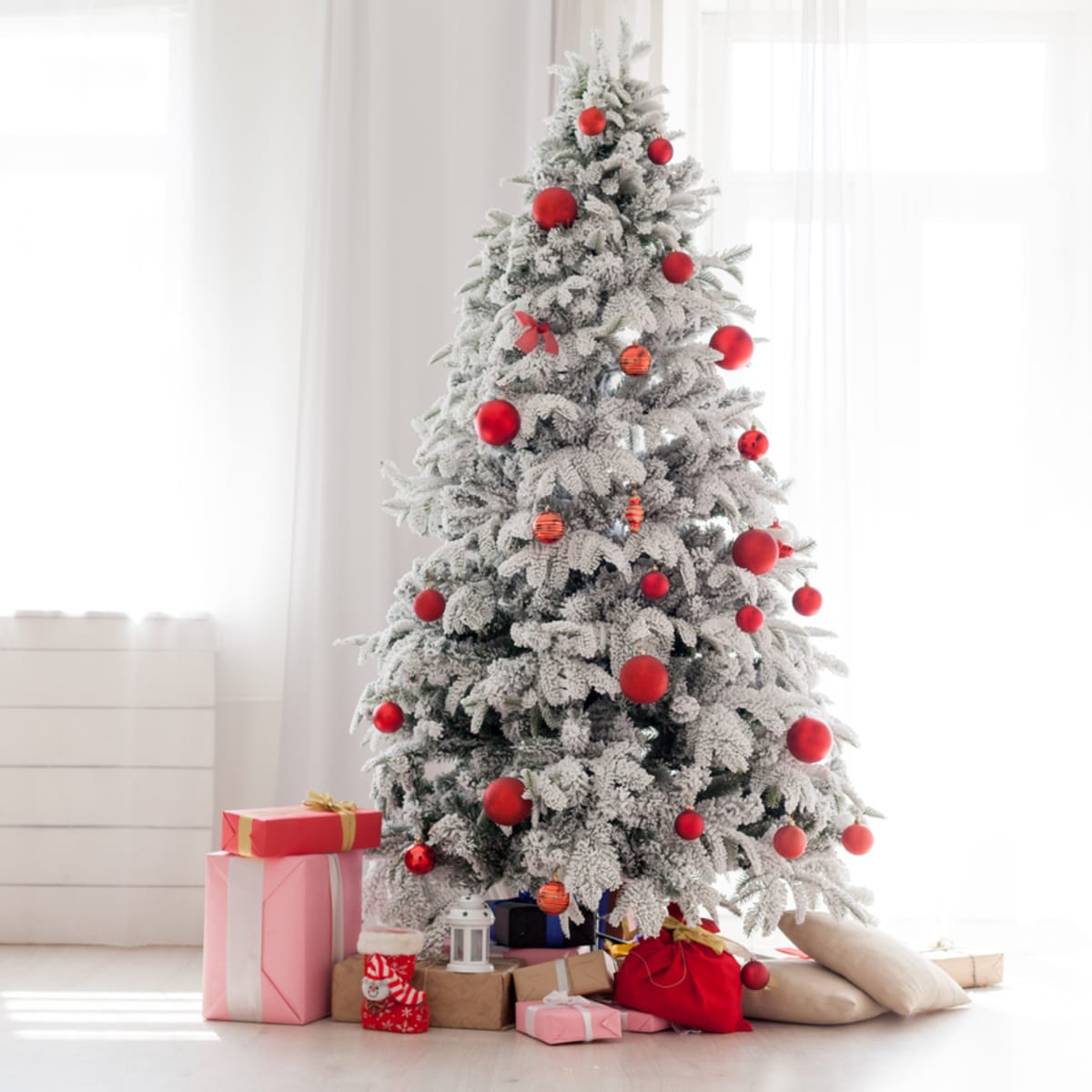 How to Style a White Christmas Tree Interior Designer Explains Parade Home Garden