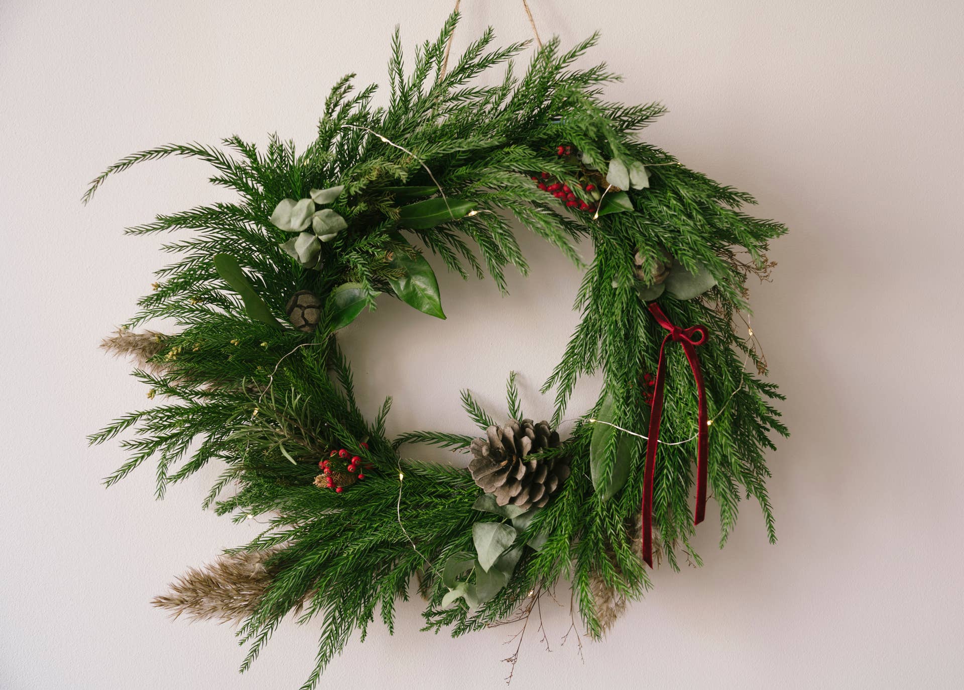 50 Creative Christmas Wreath Ideas for Your Holiday Home Décor - Parade ...
