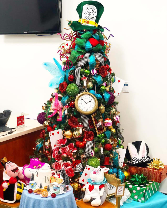 40 Christmas Tree Themes to Try Out in 2024 - Parade Home & Garden