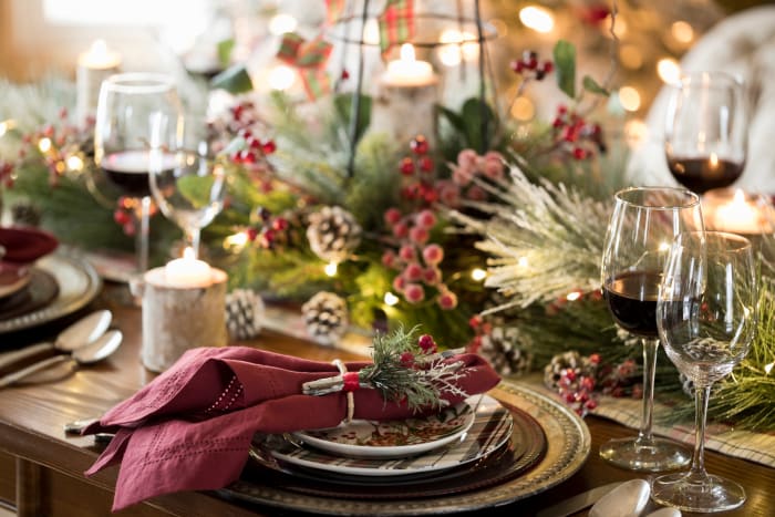 25 Creative Christmas Table Decorations to Invite Festivity This ...