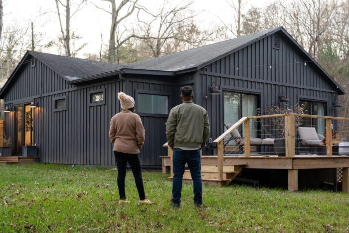 40 Exterior House Color Combos for Inviting Curb Appeal, According to a ...