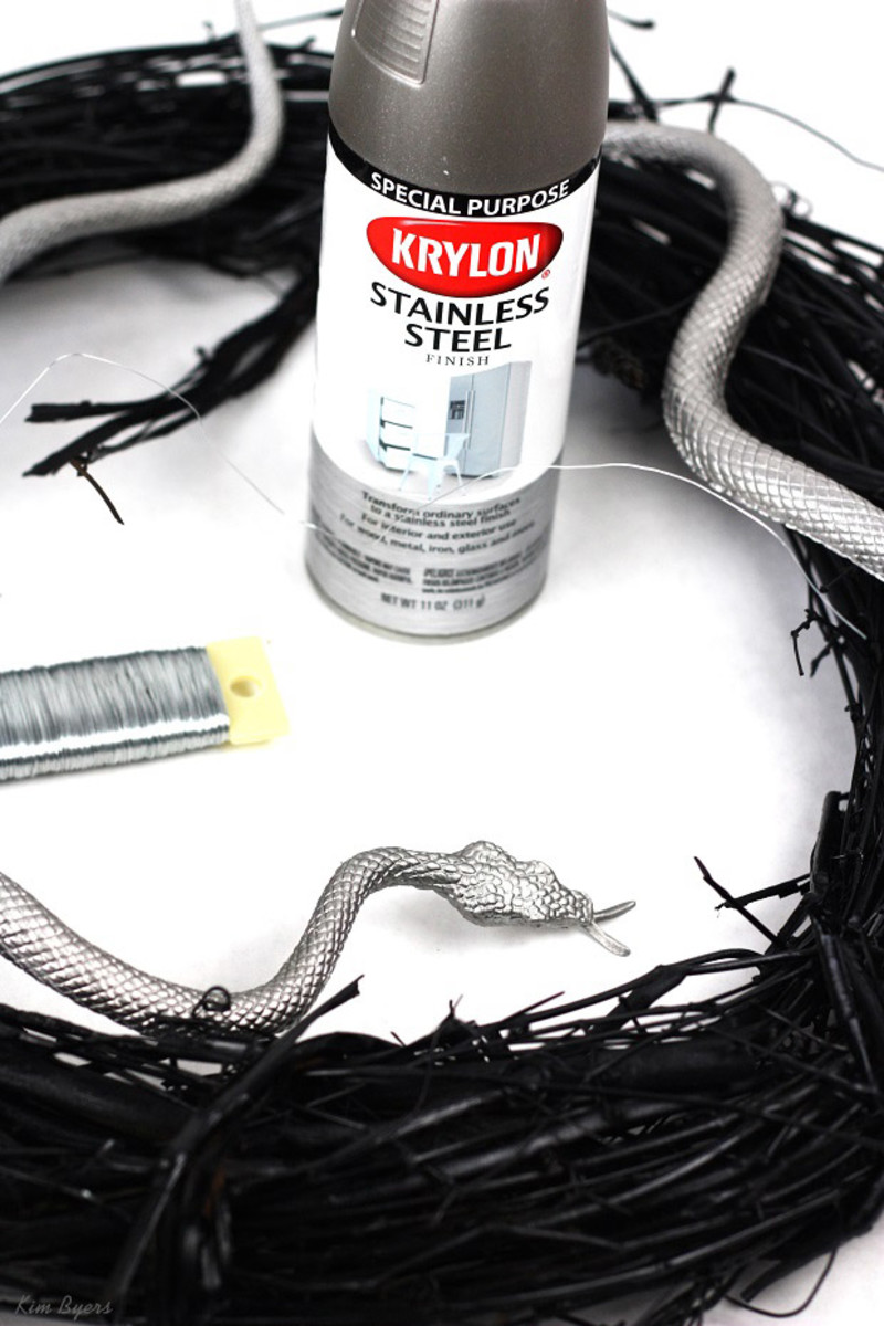 Make a Slithering Snake Wreath for Halloween - Parade Home & Garden