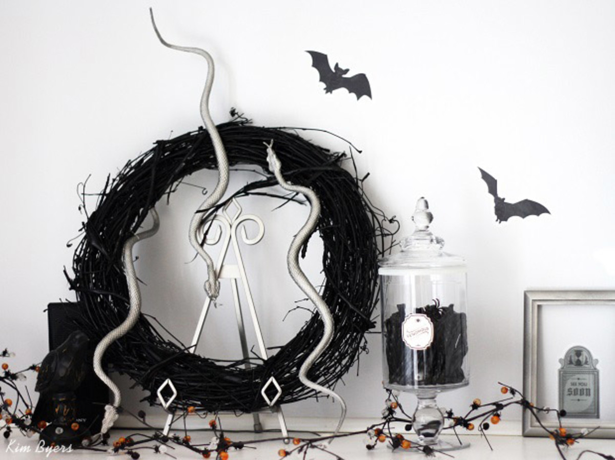 Make a Slithering Snake Wreath for Halloween - Parade Home & Garden