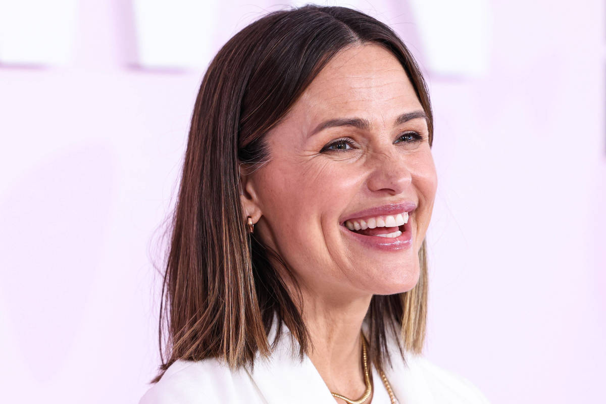 Jennifer Garner Tries The Viral Pumpkin Carving Hack And Proves That It