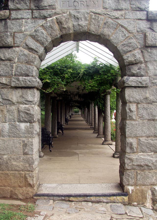 Create a “Secret” Passageway in Your Garden - Parade Home & Garden