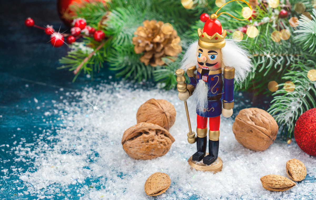 40 Christmas Centerpiece Ideas To Brighten Your Holiday Table - Parade ...