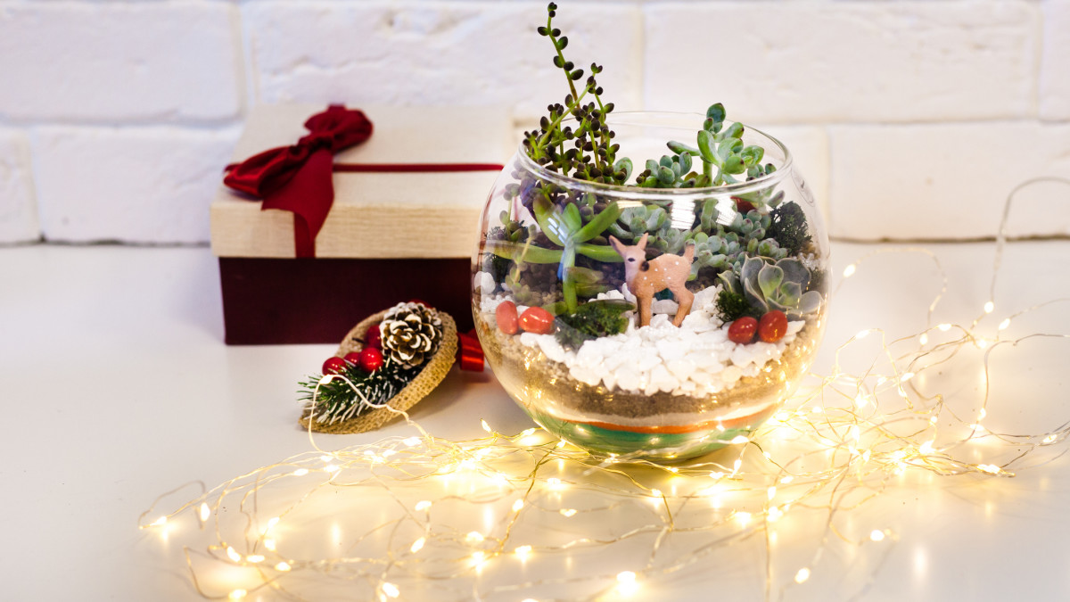 40 Christmas Centerpiece Ideas To Brighten Your Holiday Table - Parade ...