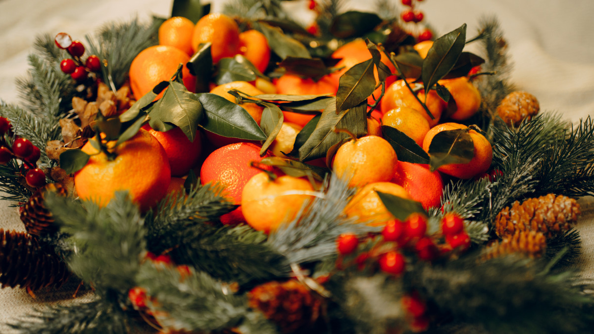 40 Christmas Centerpiece Ideas To Brighten Your Holiday Table - Parade ...