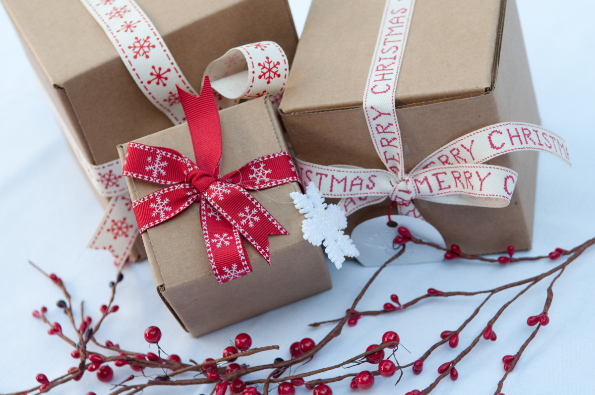 40 Christmas Centerpiece Ideas To Brighten Your Holiday Table - Parade ...