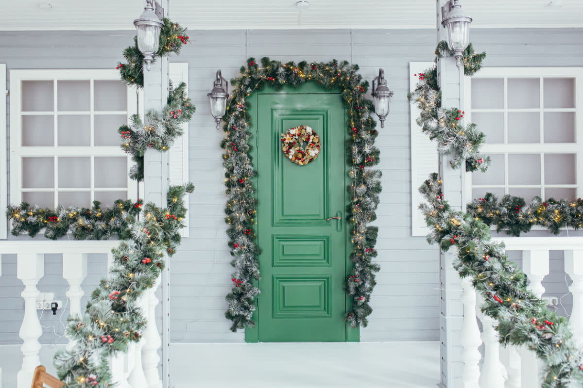 35 Best Christmas Porch Decorations to Brighten Up the Whole ...