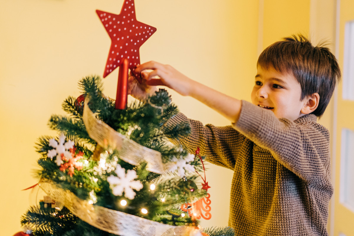 30 Christmas Tree Topper Ideas to Elevate Your Holiday Decor - Parade ...