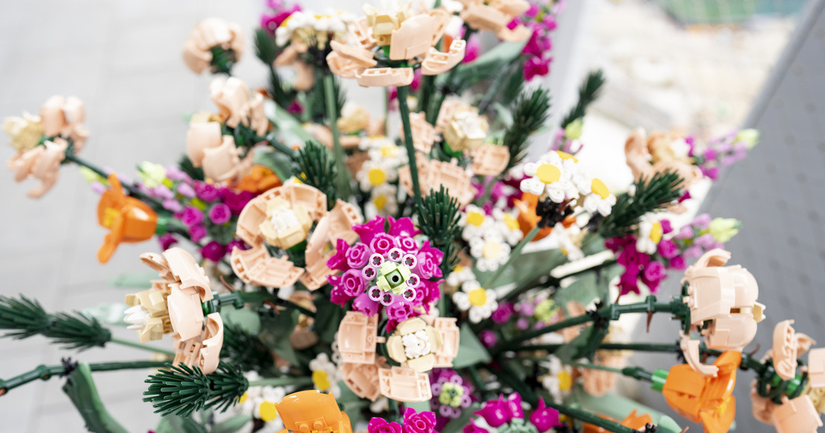 New York City Stoop Decorated with LEGO Flowers Goes So Viral - Parade ...