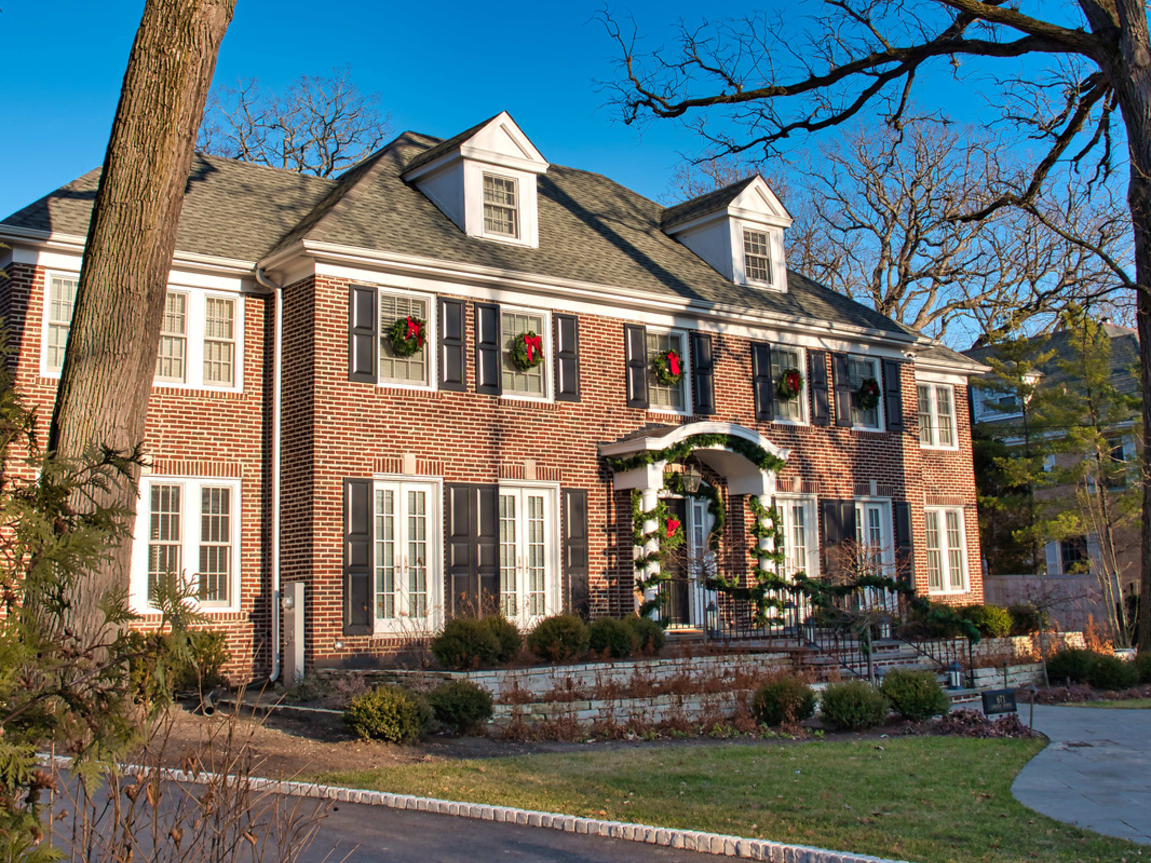 This Home Alone House Clone Takes Christmas Decorating So Seriously ...