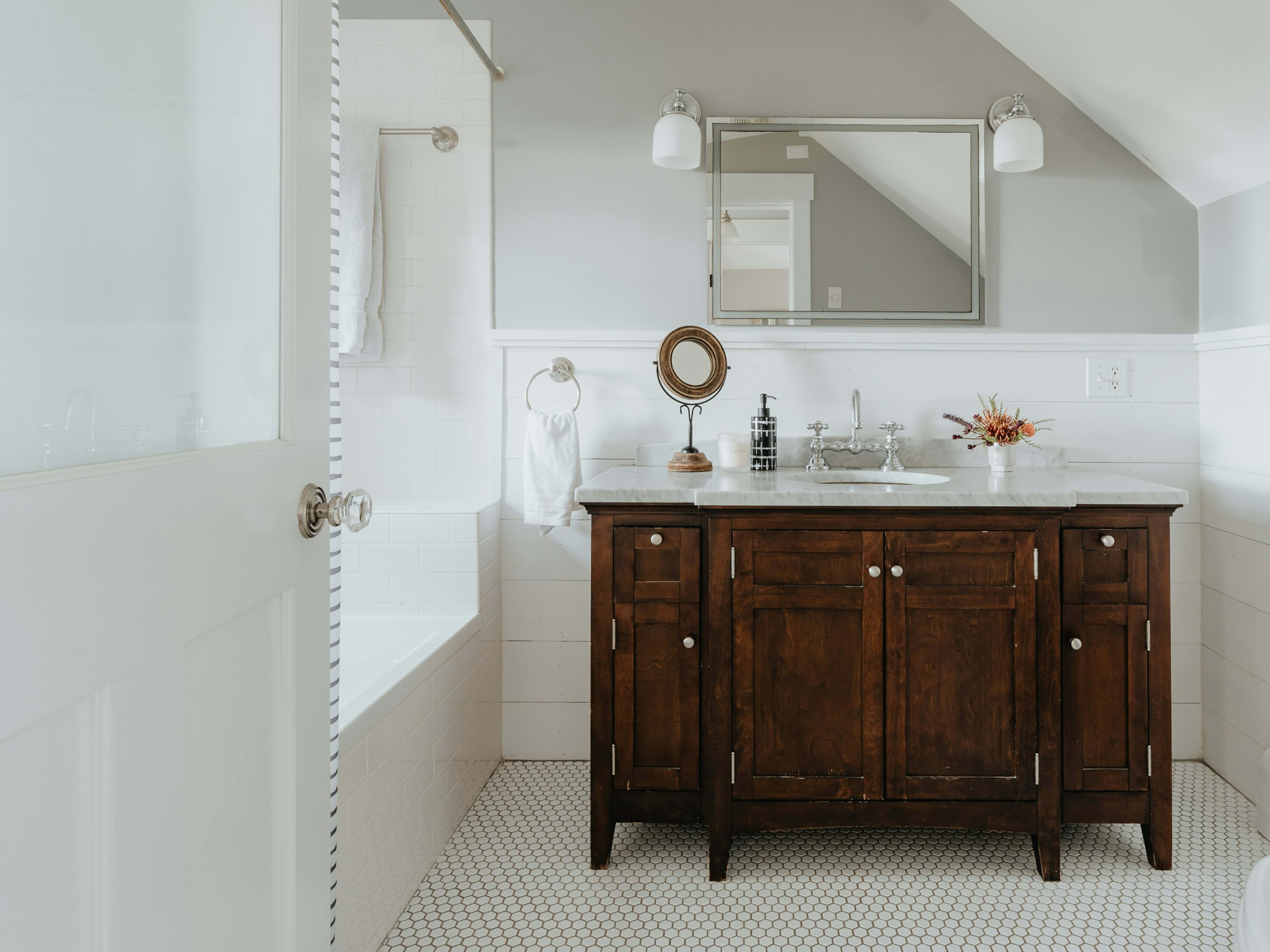25 Bathroom organization ideas that'll keep this functional room tidy