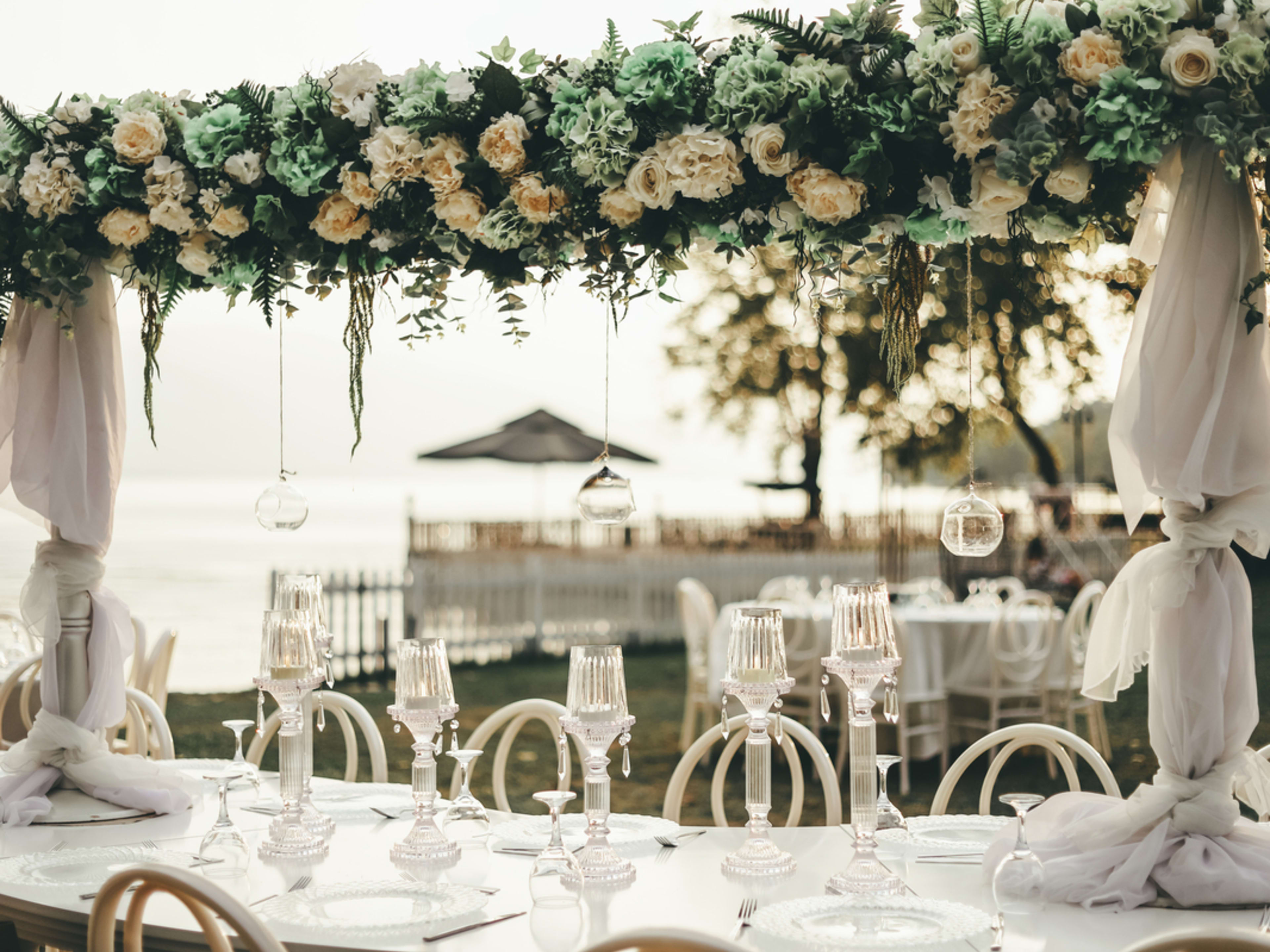 DIYer Floating Flower Table Decor Is the Perfect Spring Touch - Parade ...