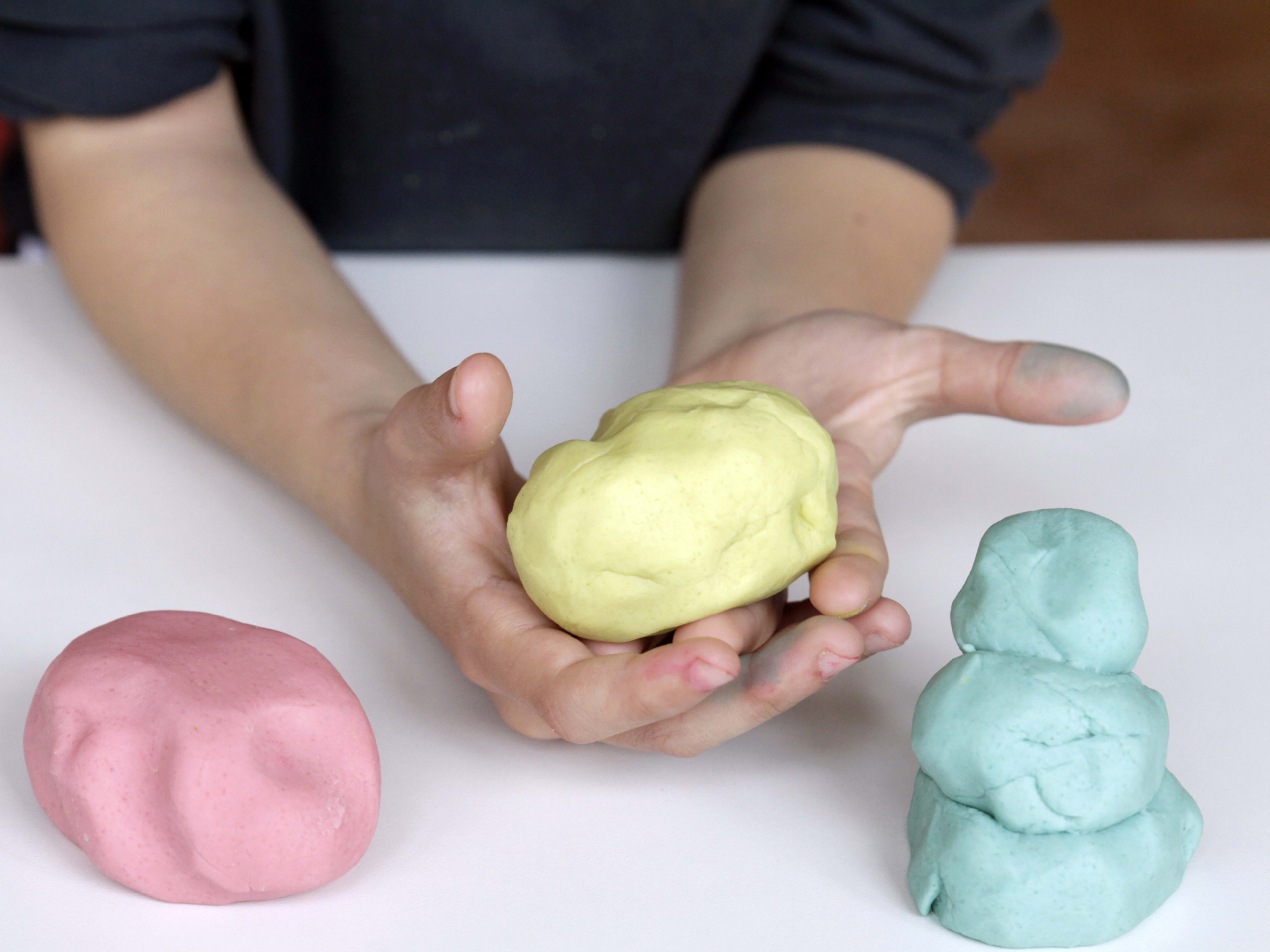 How to Make Microwave Playdough—An Easy Kids Activity for a Rainy Day ...