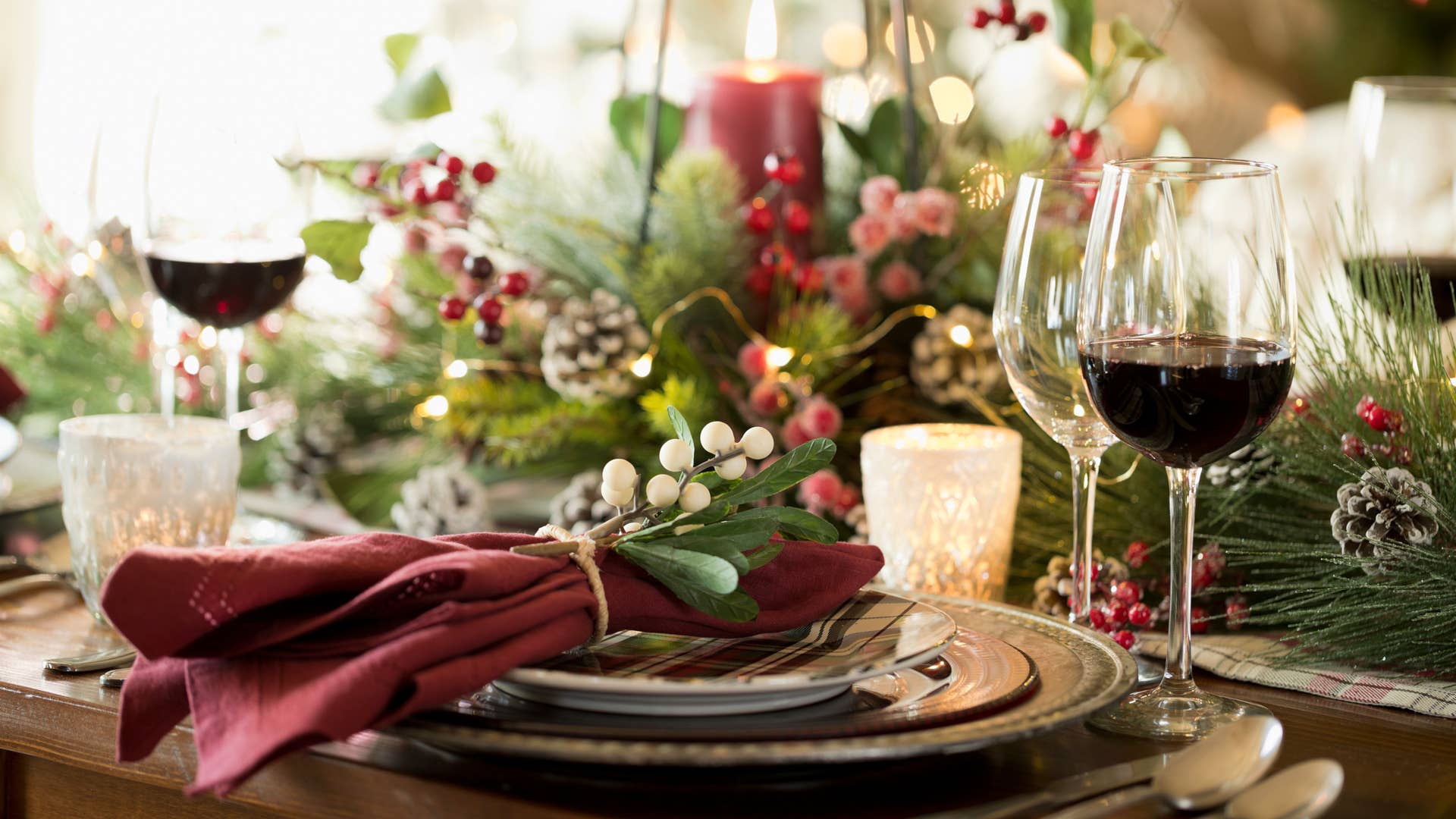 40 Christmas Centerpiece Ideas To Brighten Your Holiday Table - Parade ...