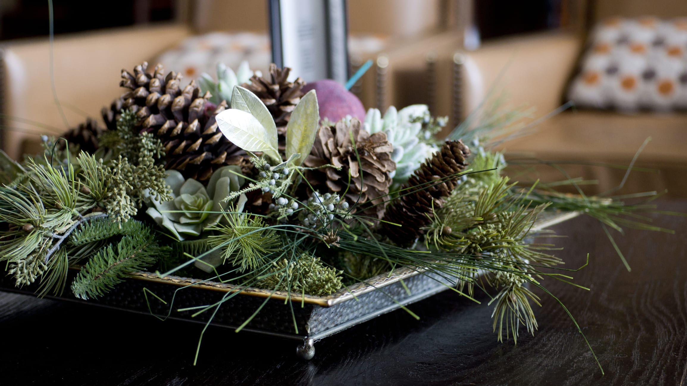 40 Christmas Centerpiece Ideas To Brighten Your Holiday Table - Parade ...