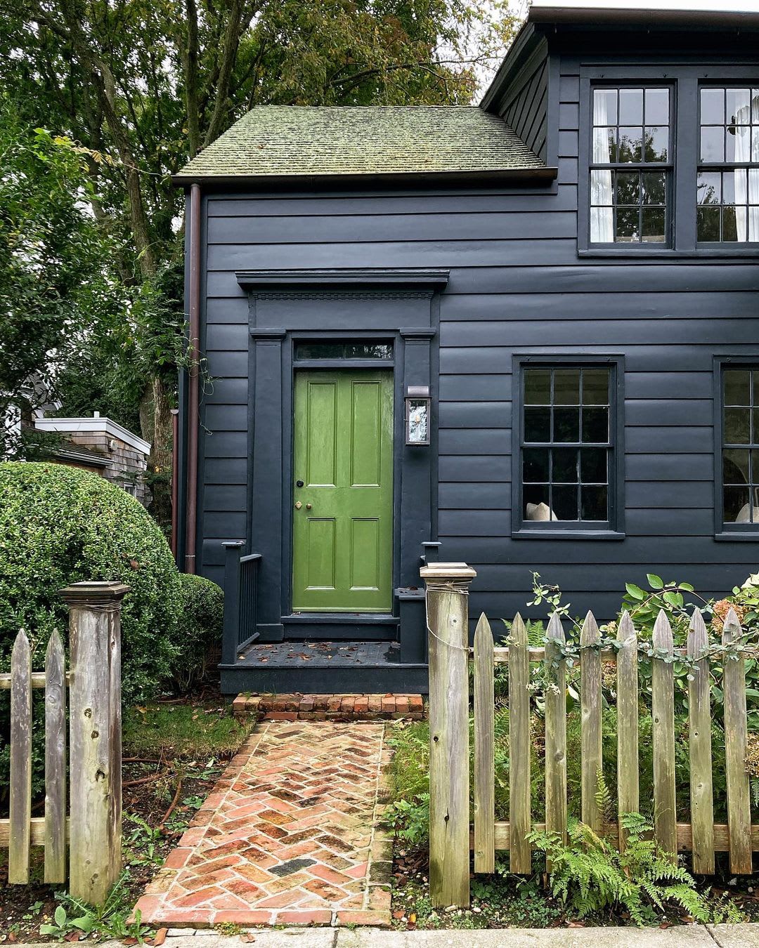 40 Exterior House Color Combos for Inviting Curb Appeal, According to a ...