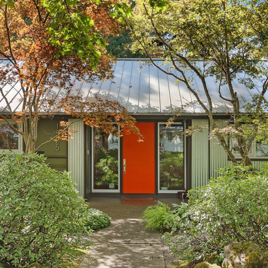 40 Exterior House Color Combos for Inviting Curb Appeal, According to a ...