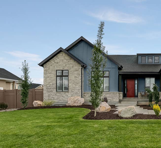 40 Exterior House Color Combos for Inviting Curb Appeal, According to a ...