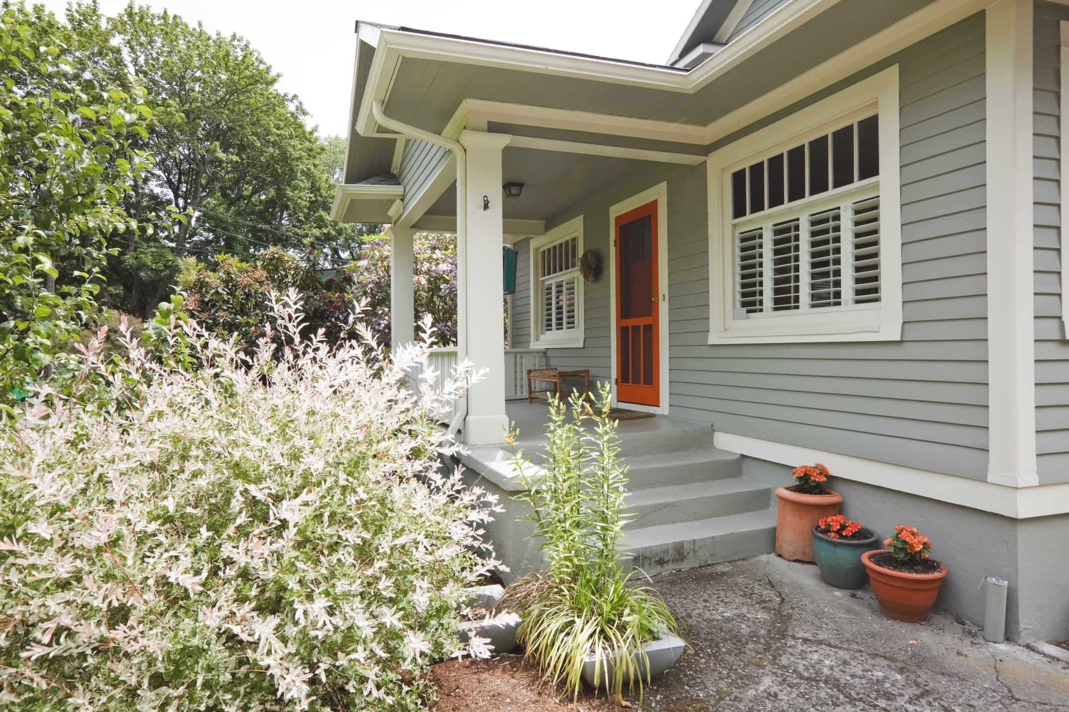 40 Exterior House Color Combos for Inviting Curb Appeal, According to a ...