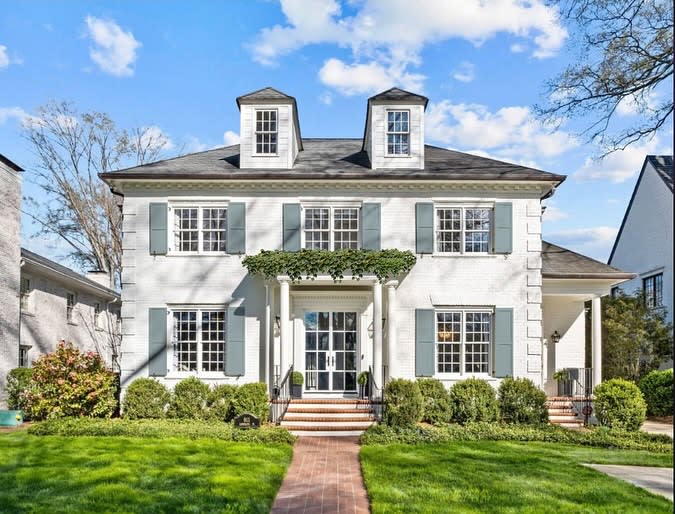 40 Exterior House Color Combos for Inviting Curb Appeal, According to a ...