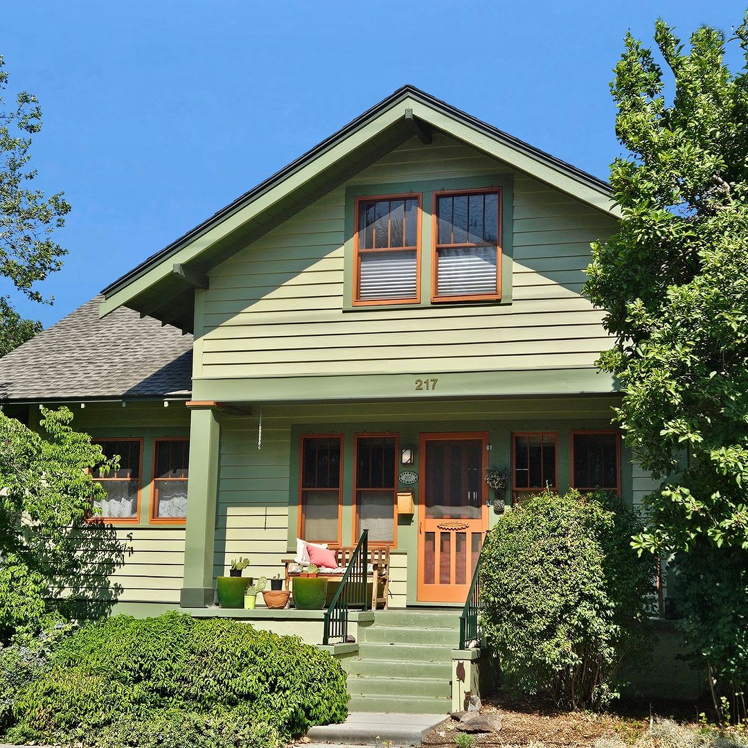 40 Exterior House Color Combos for Inviting Curb Appeal, According to a ...
