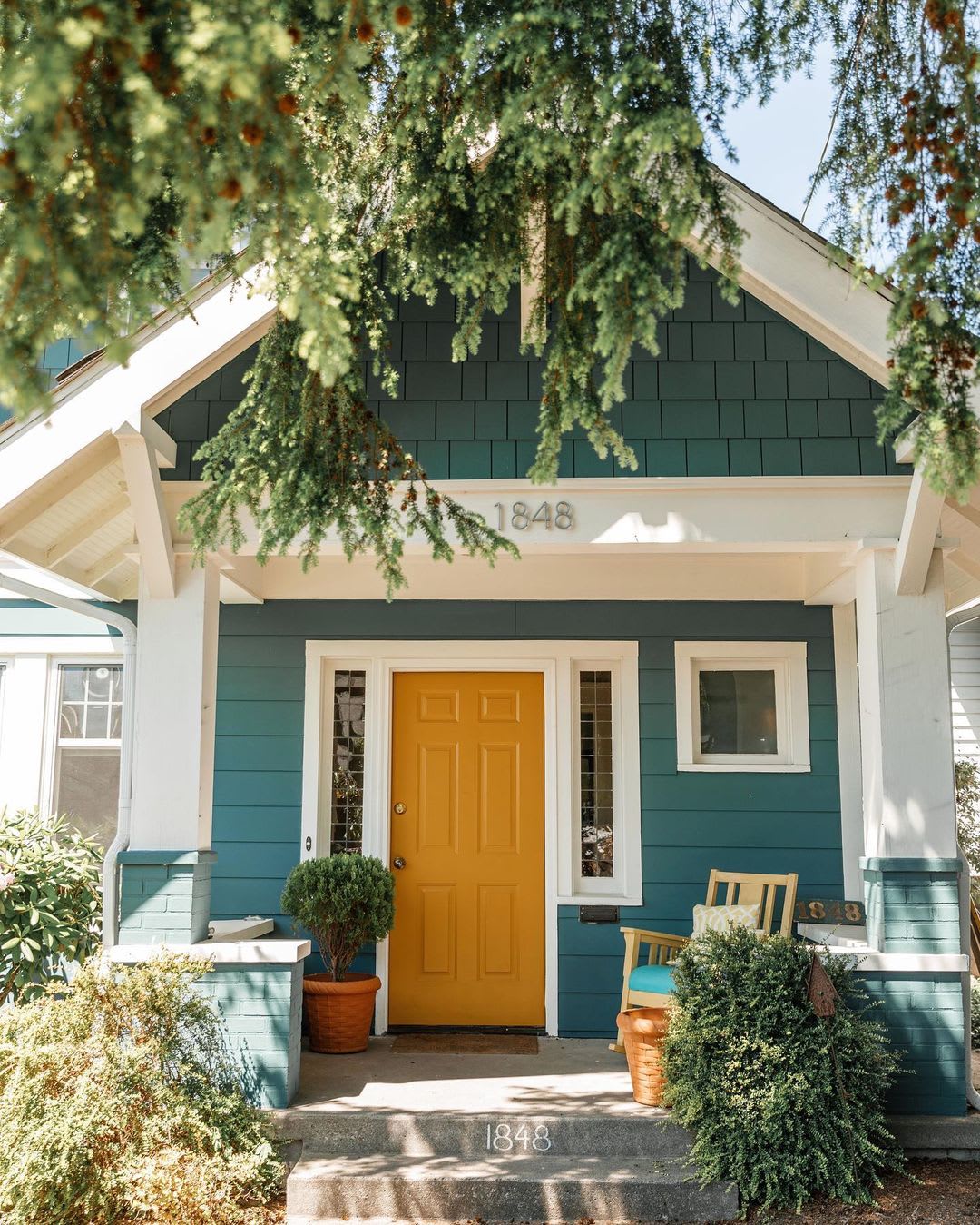 40 Exterior House Color Combos for Inviting Curb Appeal, According to a ...