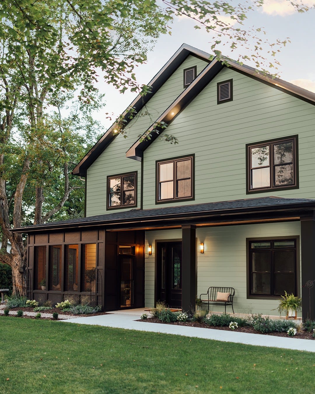 40 Exterior House Color Combos for Inviting Curb Appeal, According to a ...