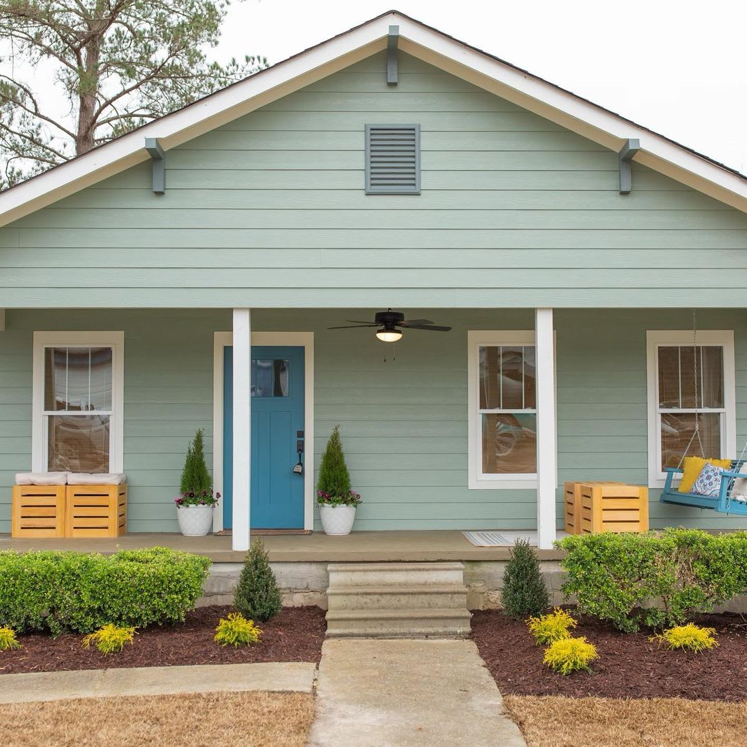 40 Exterior House Color Combos for Inviting Curb Appeal, According to a ...