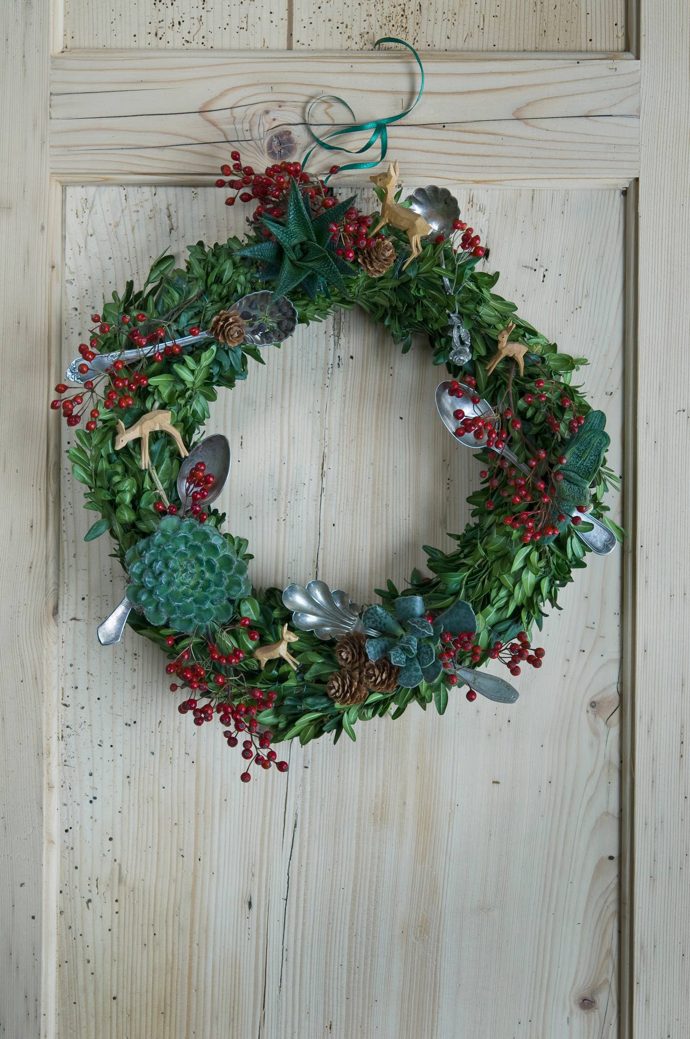 50 Creative Christmas Wreath Ideas for Your Holiday Home Décor - Parade ...