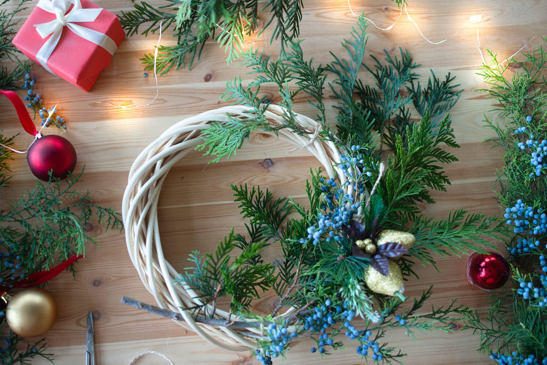 50 Creative Christmas Wreath Ideas for Your Holiday Home Décor - Parade ...