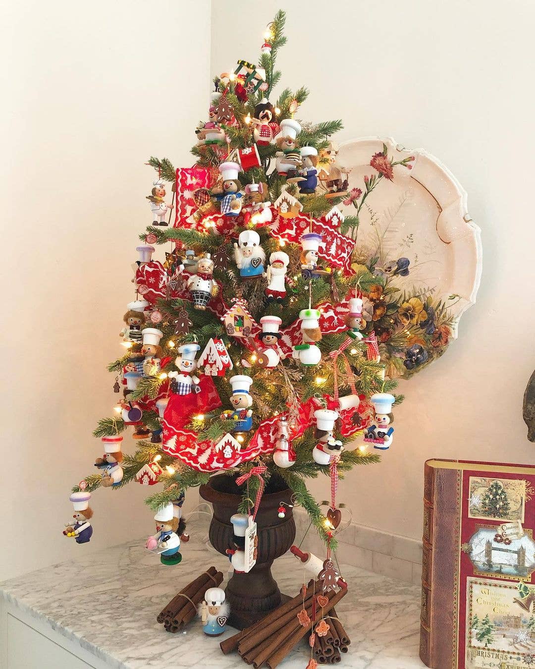 40 Christmas Tree Themes to Try Out in 2024 - Parade Home & Garden