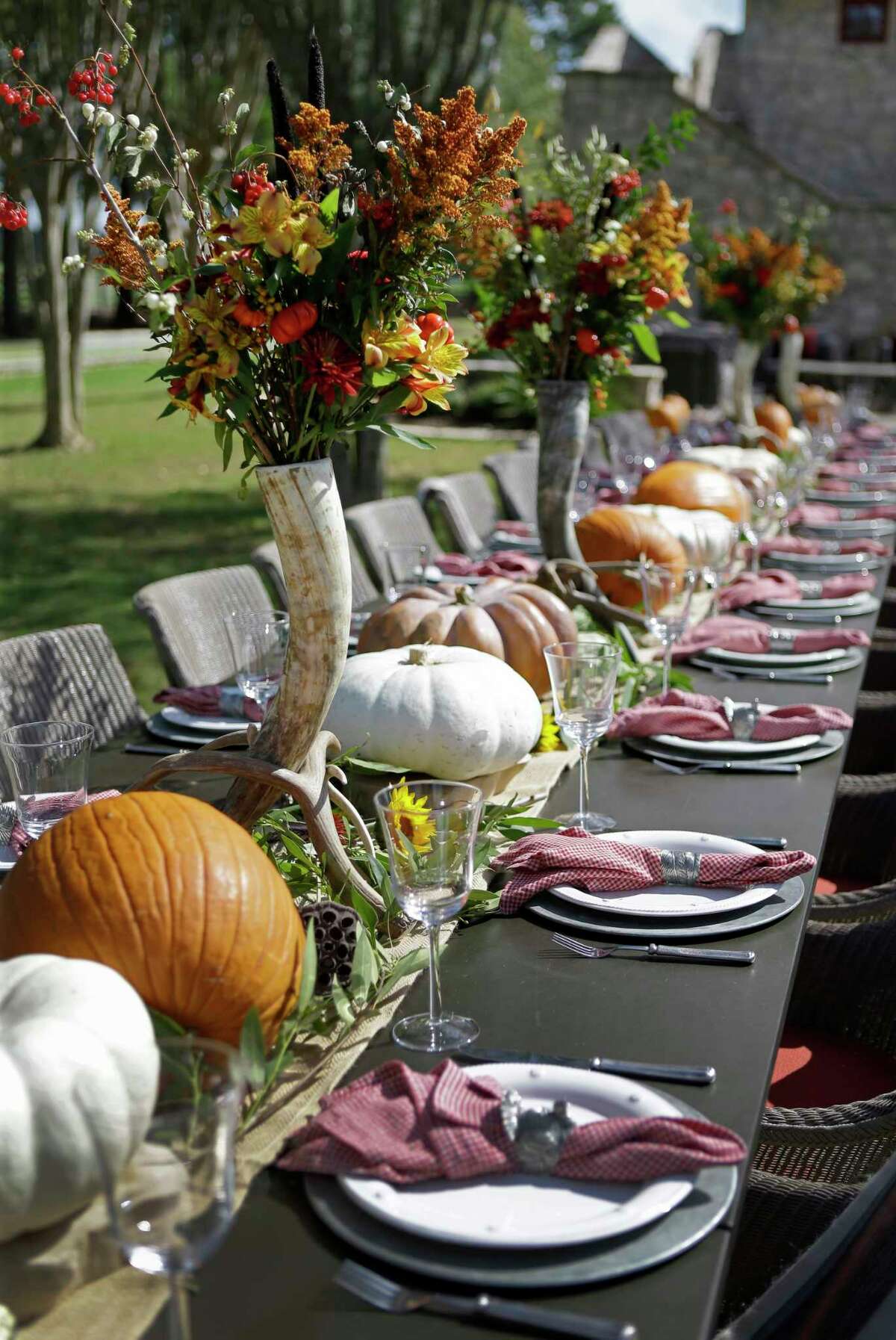61 Stylish Thanksgiving Table Decor and Setting Ideas - Parade Home ...