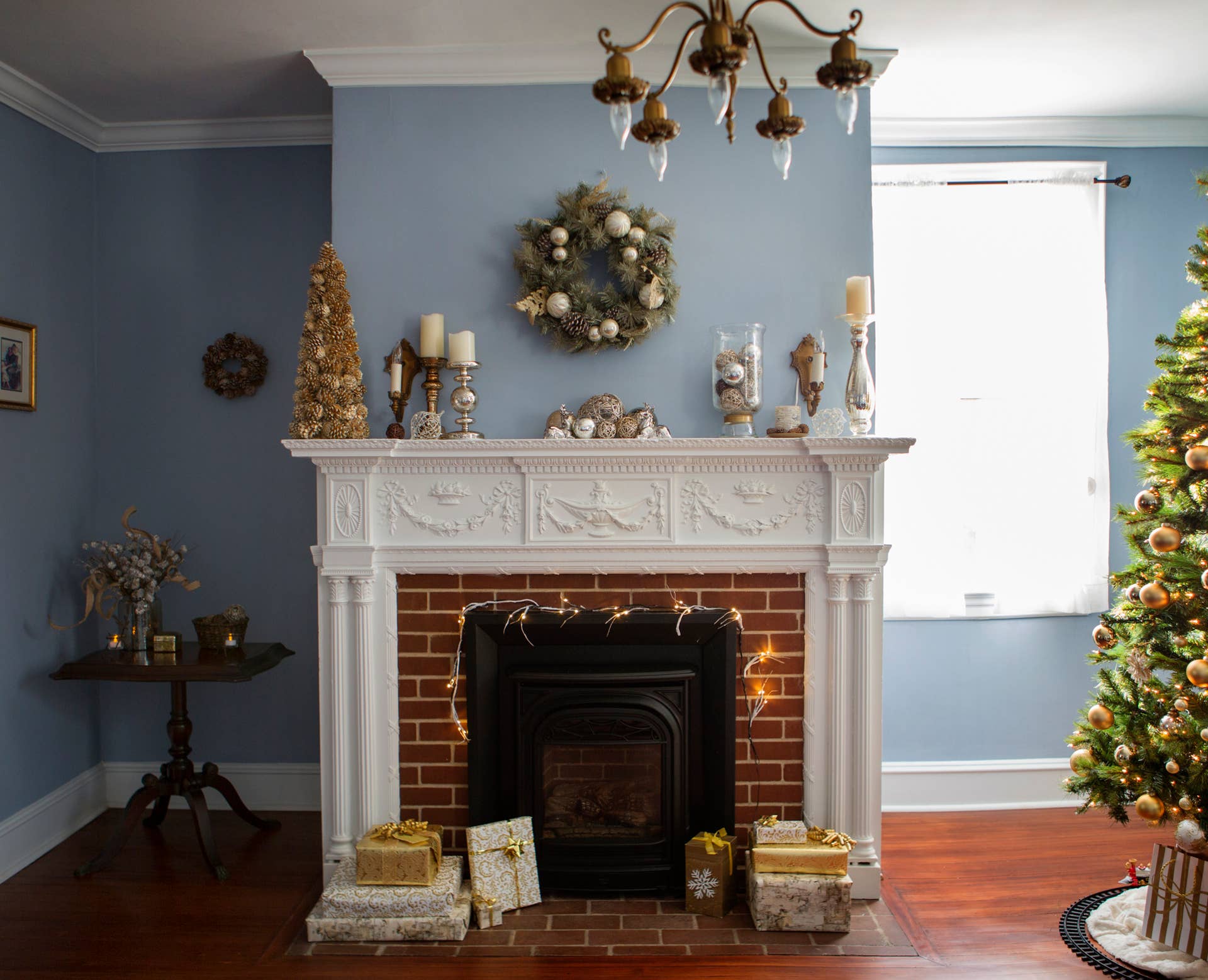 35 Christmas Mantel Ideas, From Traditional to Outside-the-Box Modern ...