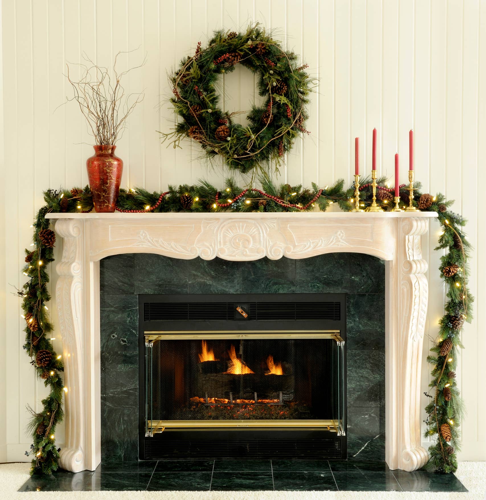 35 Christmas Mantel Ideas, From Traditional to Outside-the-Box Modern ...
