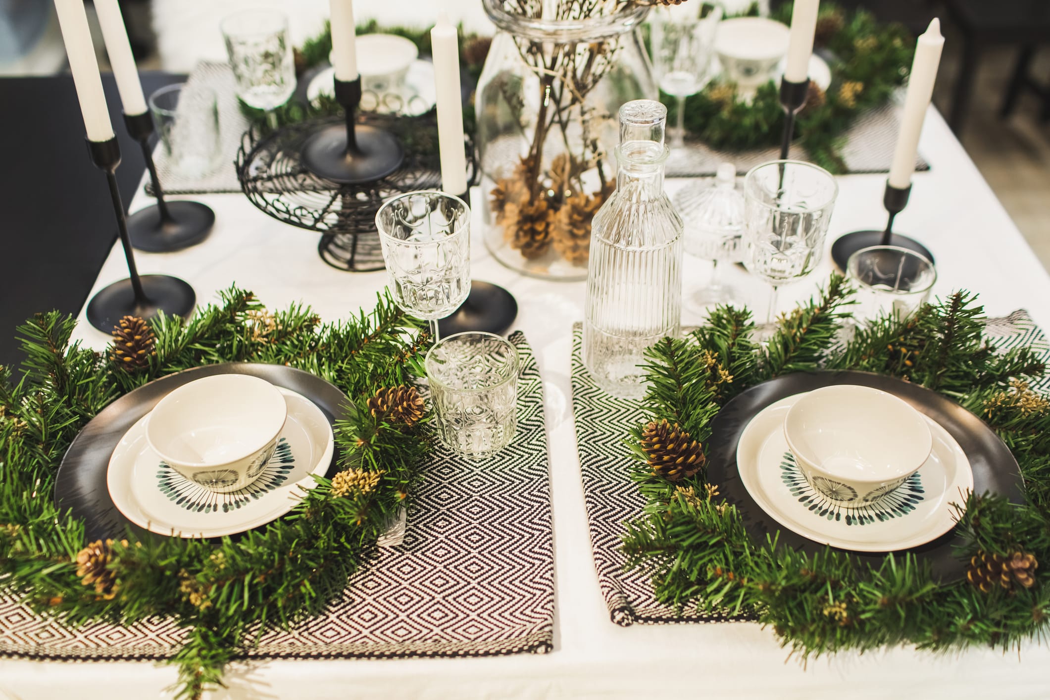25 Creative Christmas Table Decorations to Invite Festivity This ...