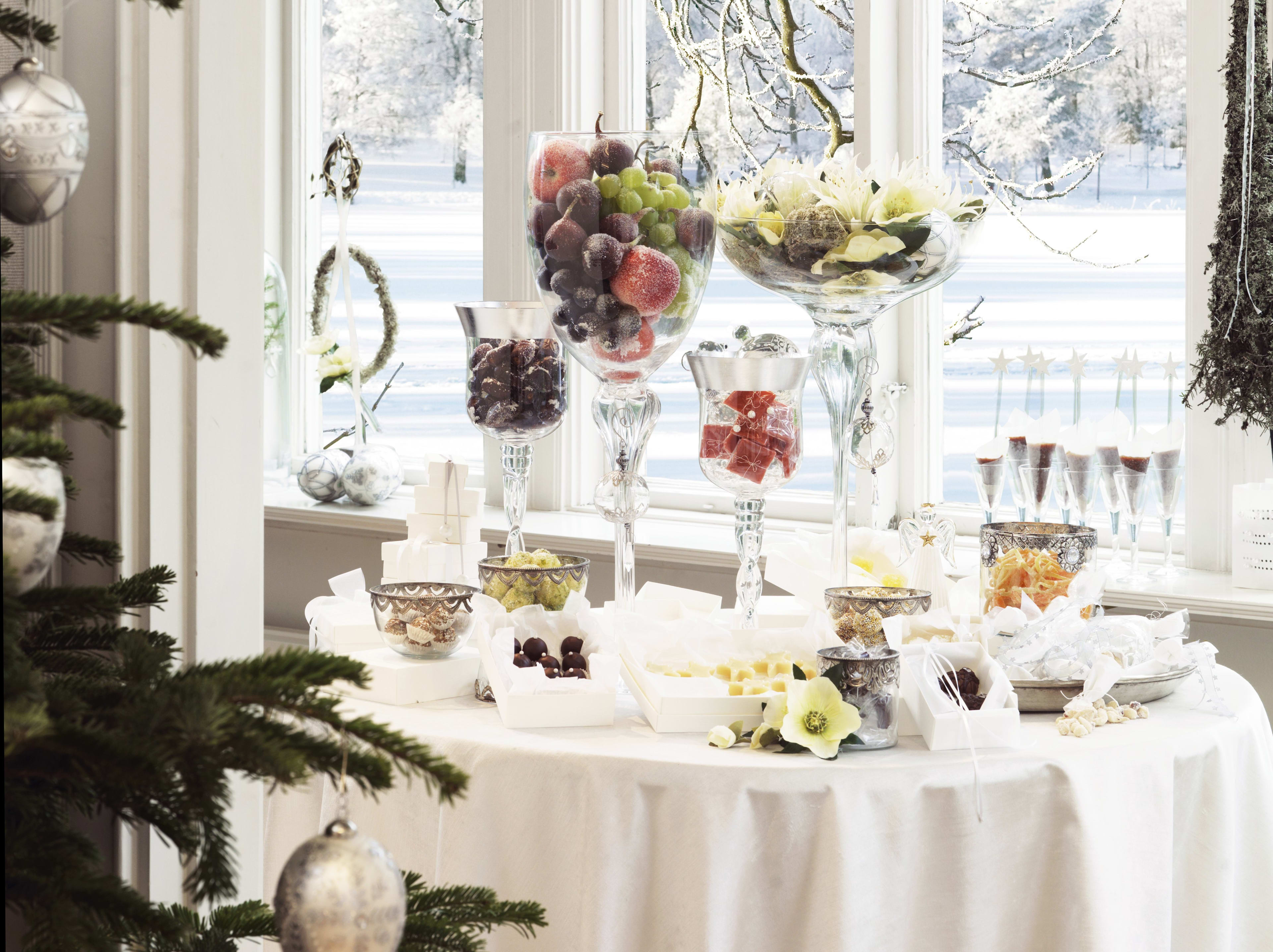 25+ Creative Christmas Table Decorations to Invite Festivity This ...