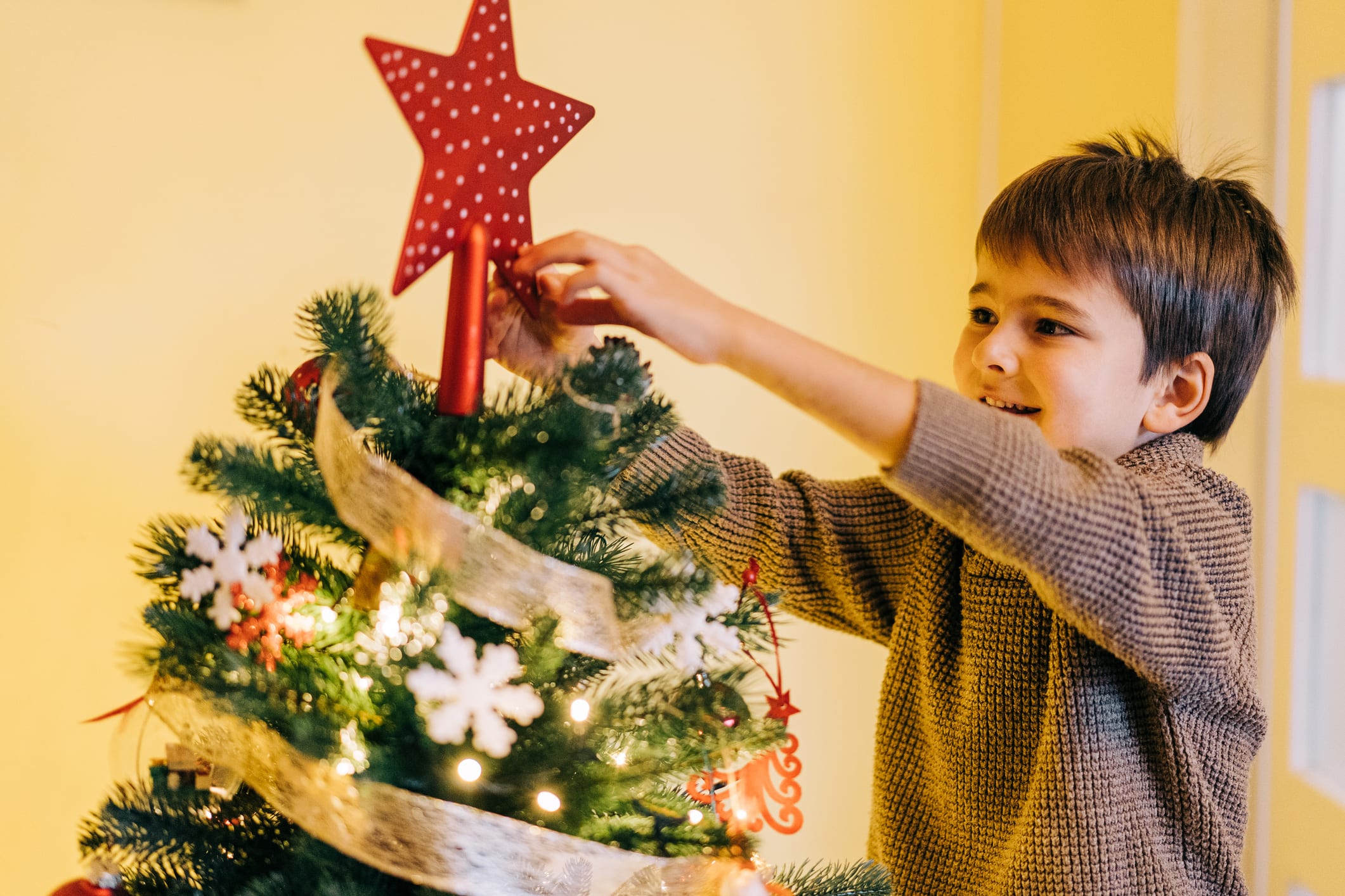 30 Christmas Tree Topper Ideas to Elevate Your Holiday Decor - Parade ...