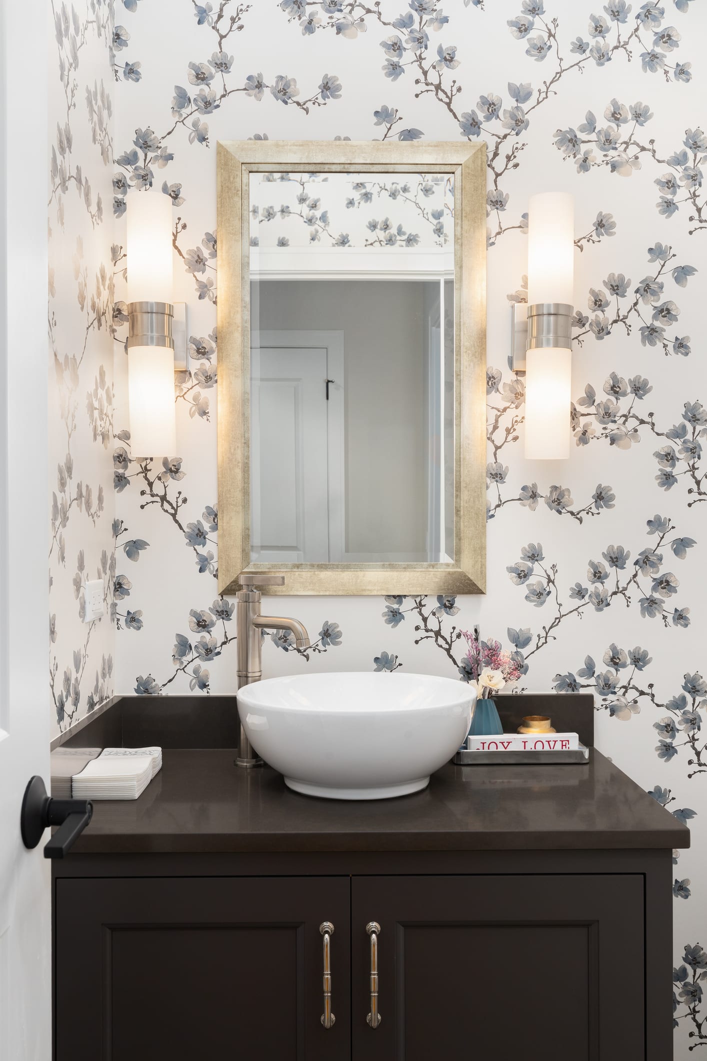 20 Powder Room Wallpaper Ideas to Make This Small Space Pop - Parade ...
