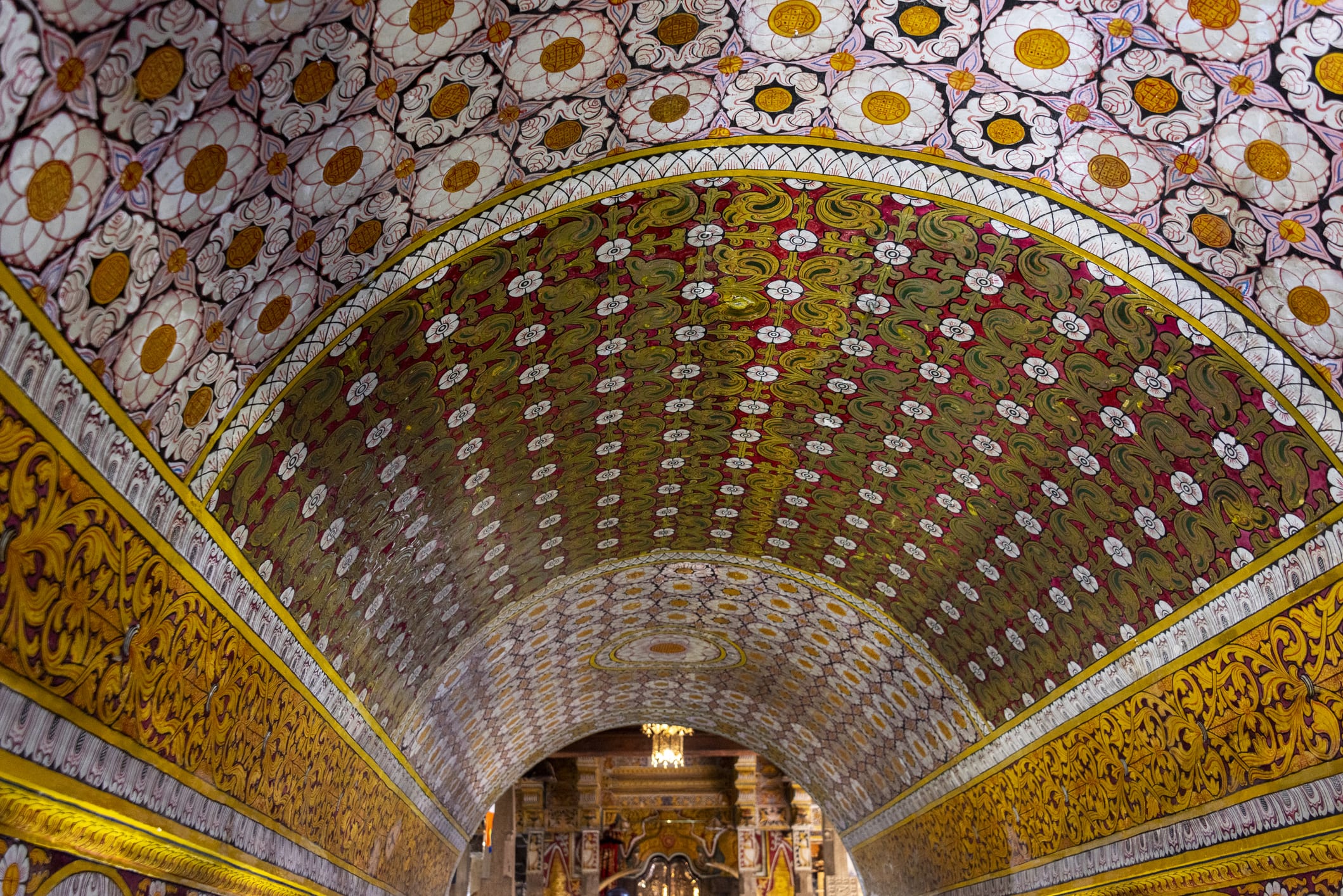 What is a Vaulted Ceiling? Plus Pros & Cons of This Popular ...