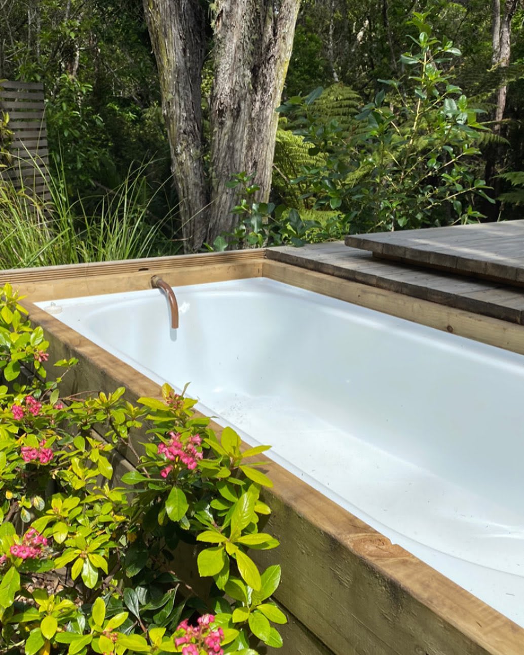 15 Outdoor Bathtub Ideas for a Dreamy, Spa-Like Escape - Parade Home ...