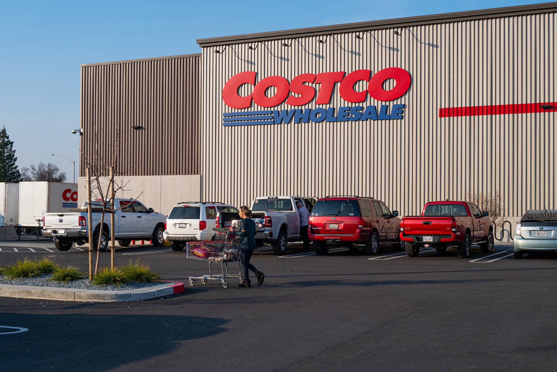 Costco’s 'Perfect' New Adjustable Desk Is A Game-Changer - Parade Home ...