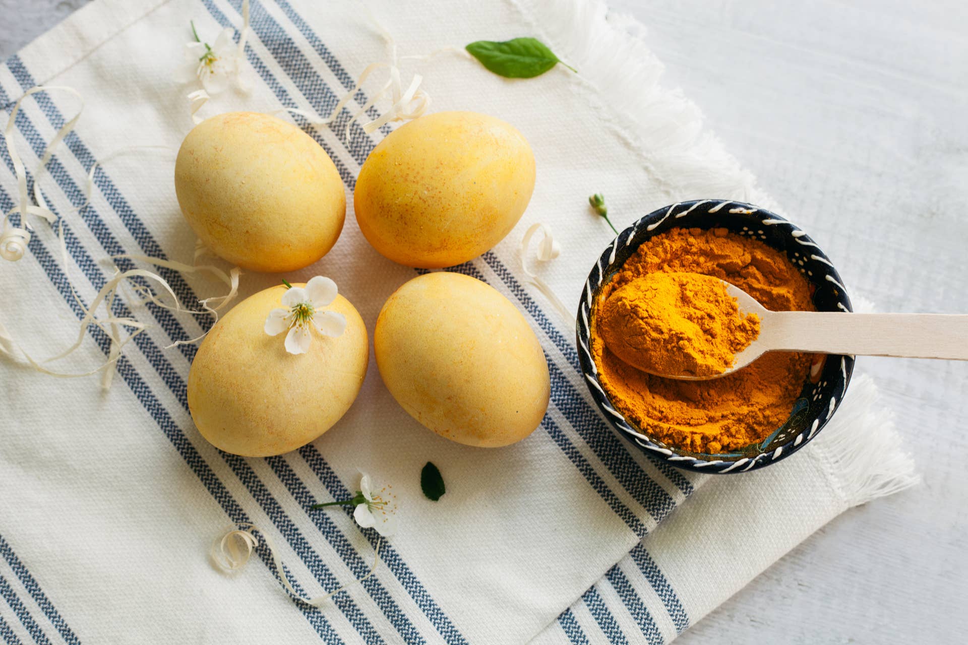 7 Ways to Dye Easter Eggs Naturally Using What You Have at Home ...
