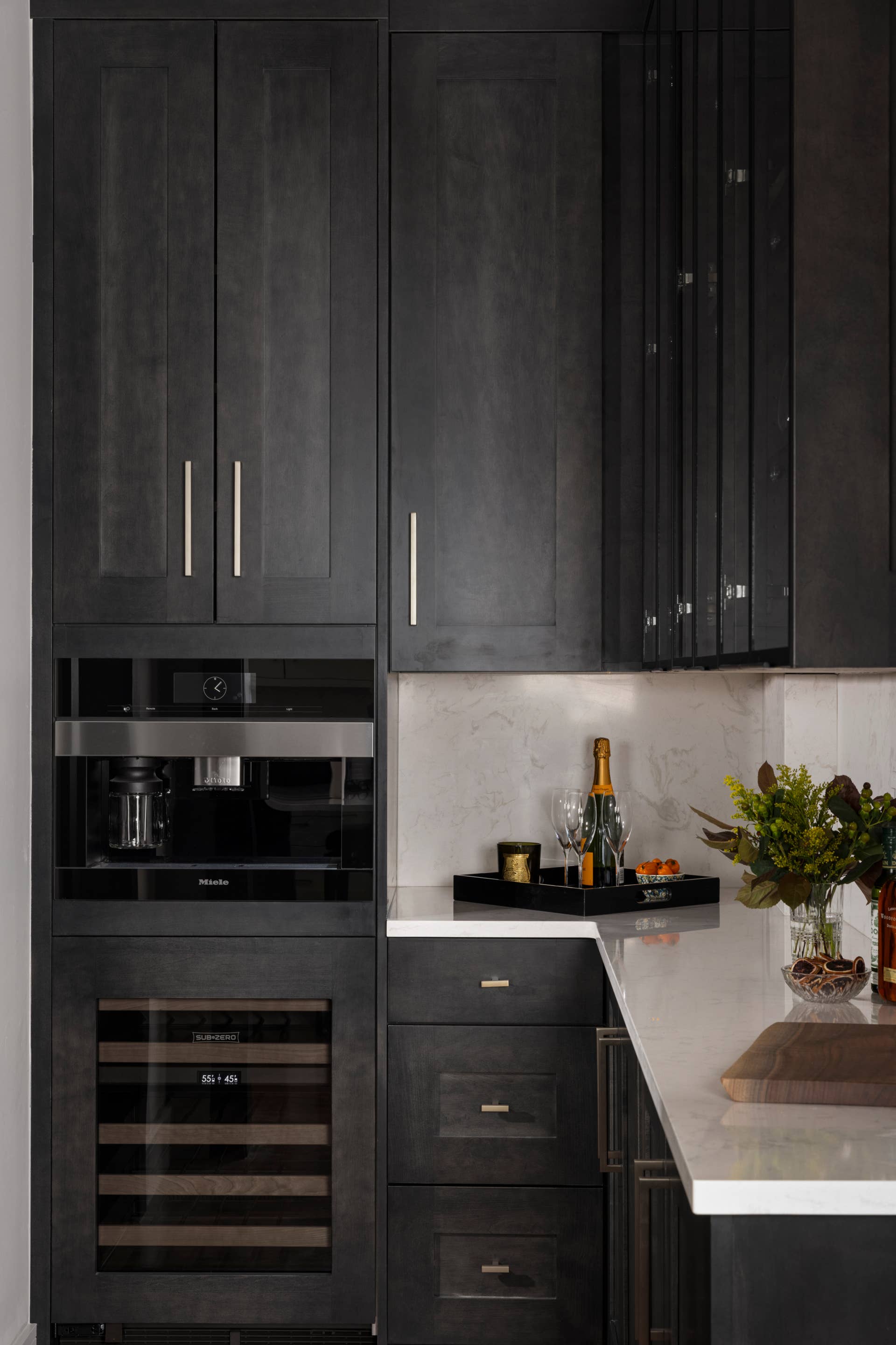 Dark Kitchen Cabinet Ideas: 22 Inspiring Designs for a Moody Vibe ...